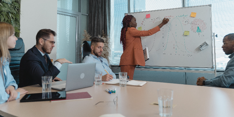 What are the benefits of hiring expats in 2021?