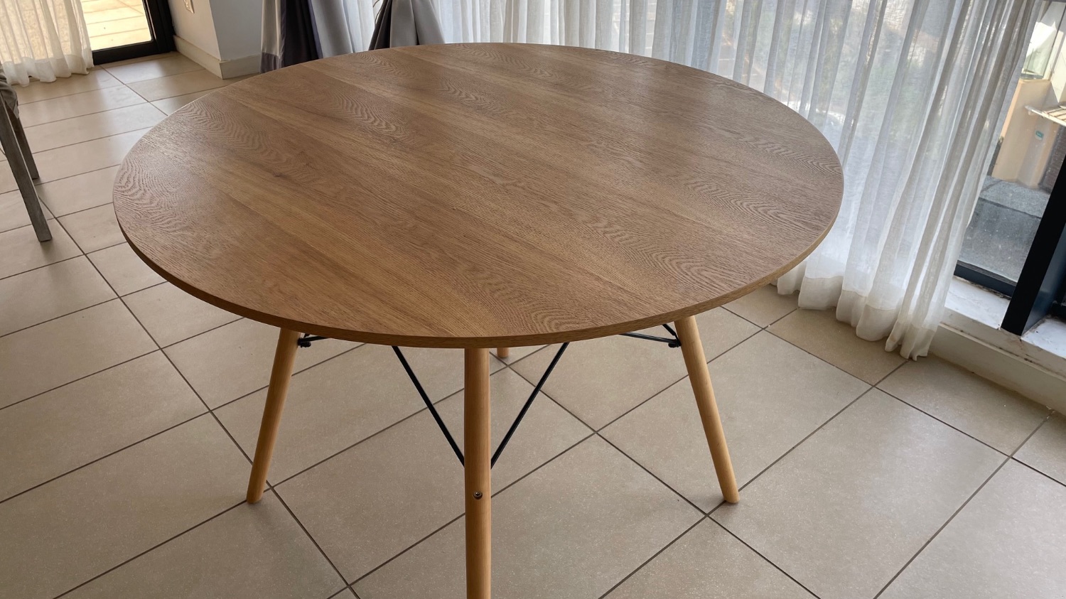 Round wooden table , furniture Roches Noire in Mauritius - Expat.com