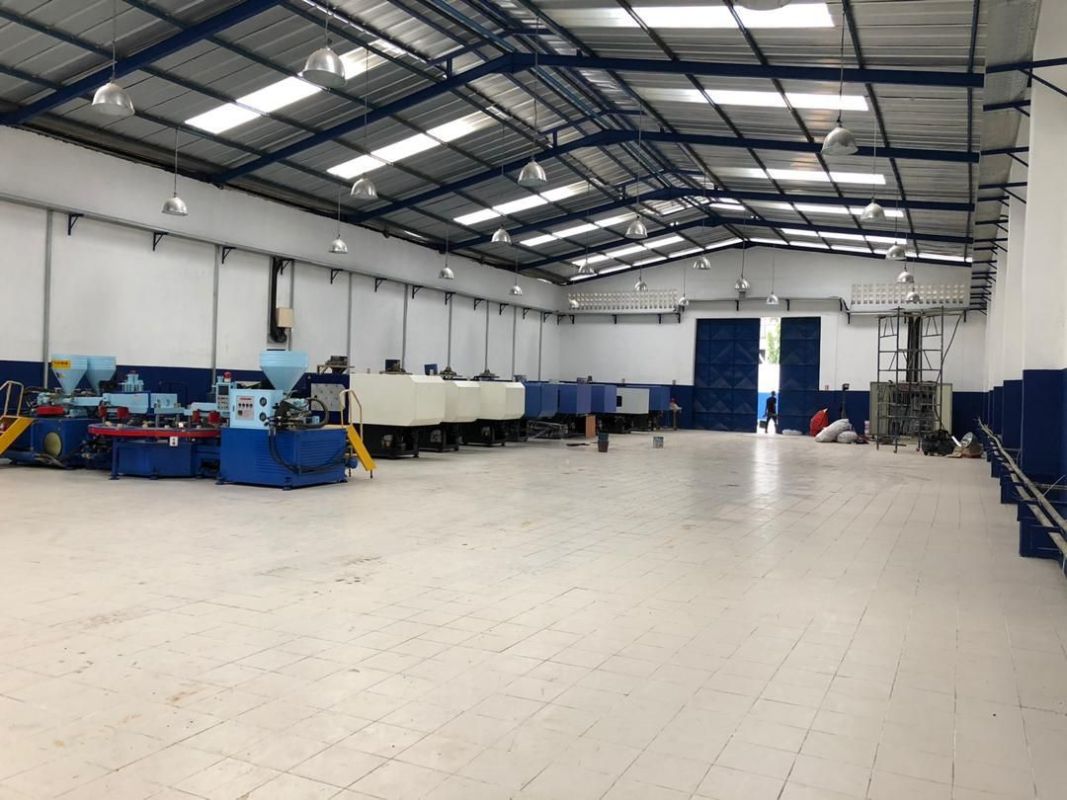 Location entrepot 1000 m2 à yopougon- zone industrielle, Espace de ...