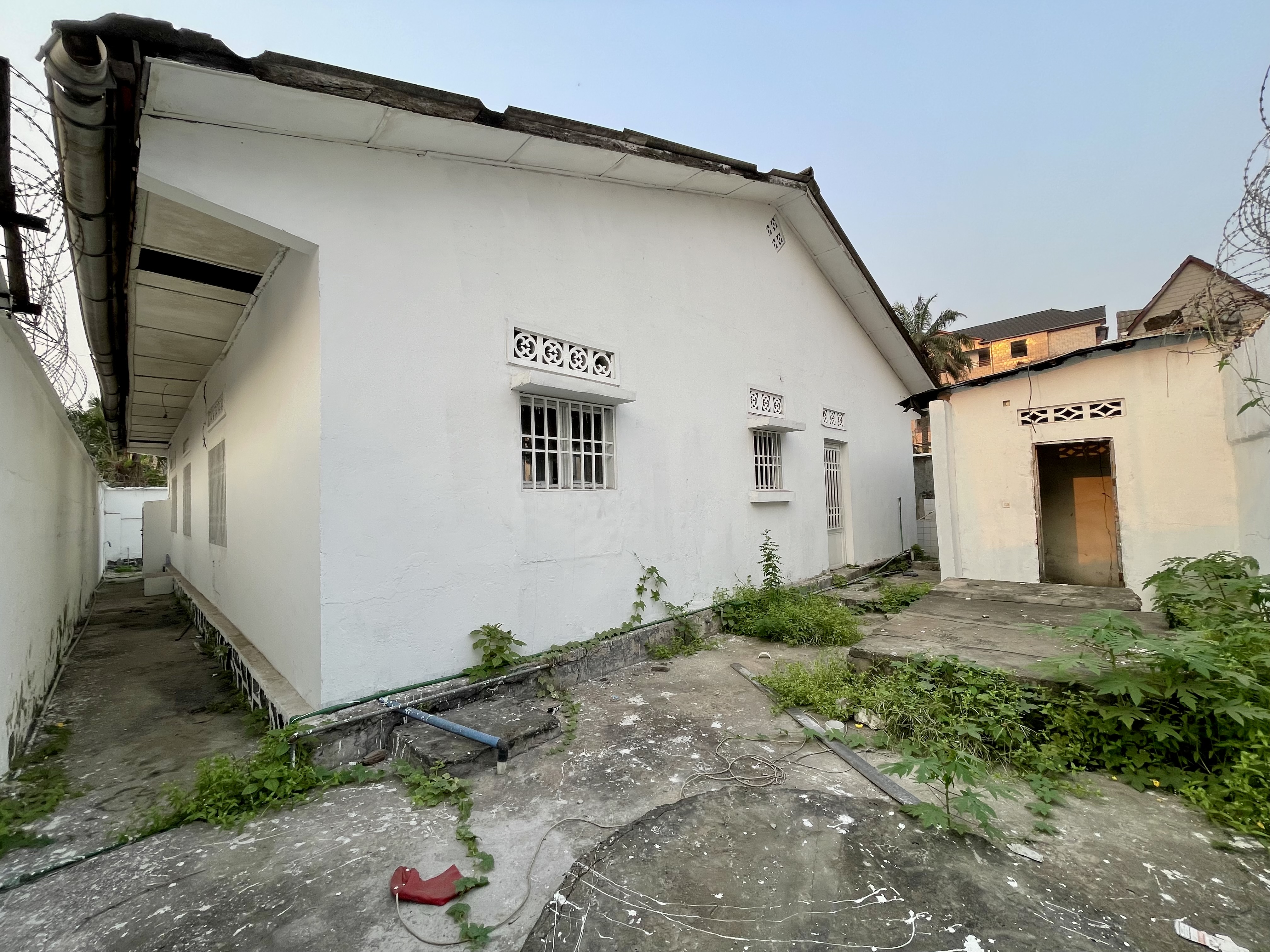 vente: PARCELLE DE 425m2 AVEC GRANDE MAISON DE 3 CHAMBRES A KINSHASA ...